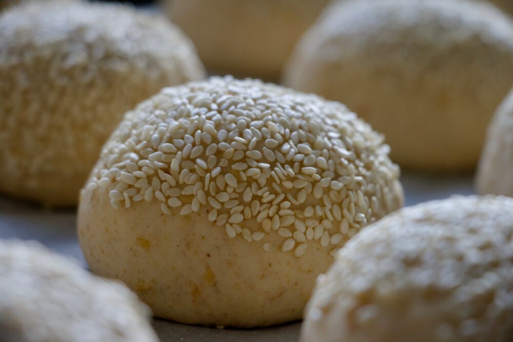 Sesamboller med ristede sesamfrø - en Kollekollebolle - Bagvrk.dk