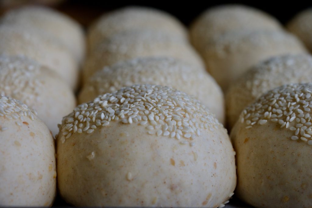 Sesamboller med ristede sesamfrø - en Kollekollebolle - Bagvrk.dk