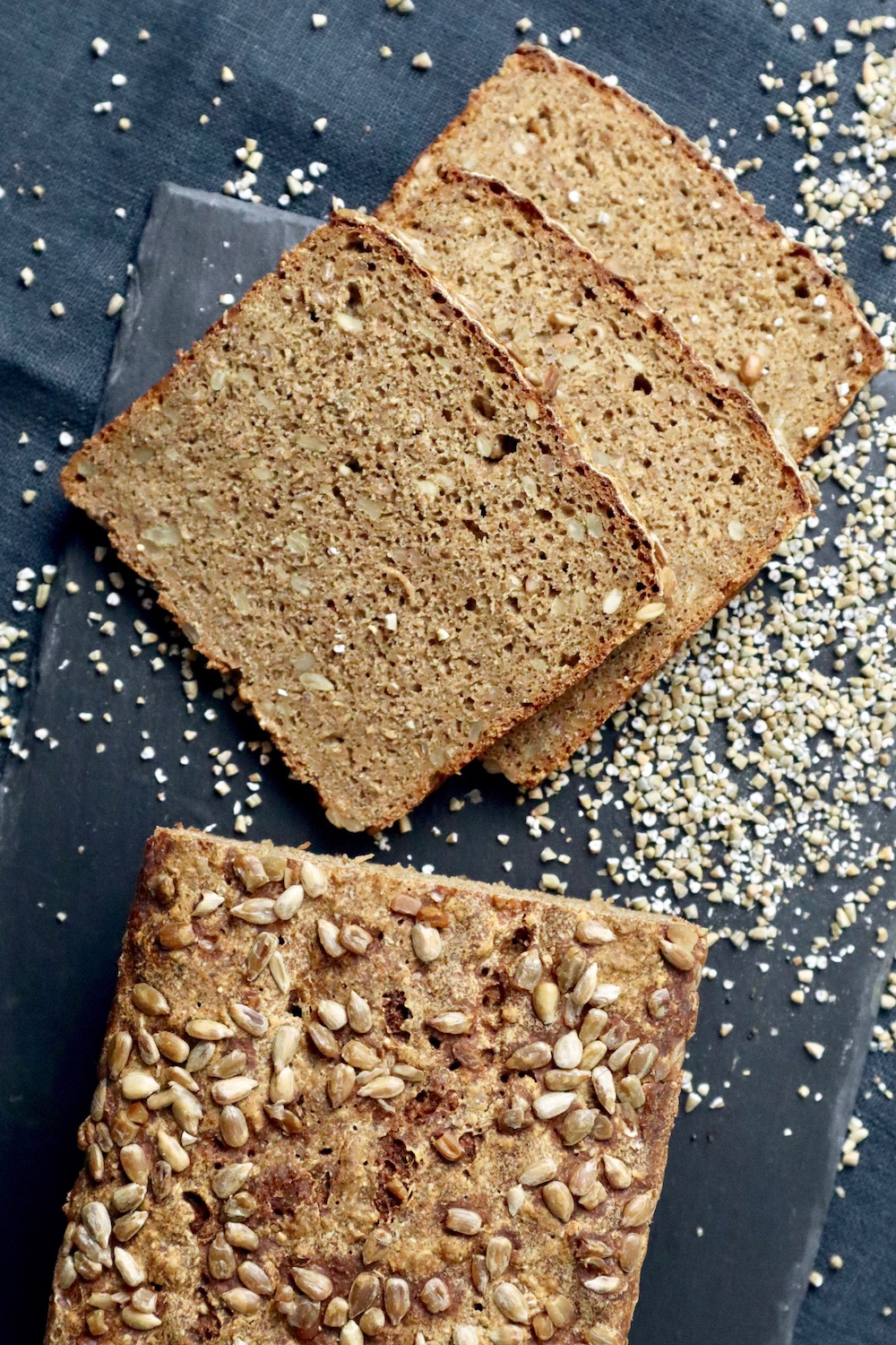 Rugbrød uden surdej - blødt og lækkert rugbrød med gær - Bagvrk.dk