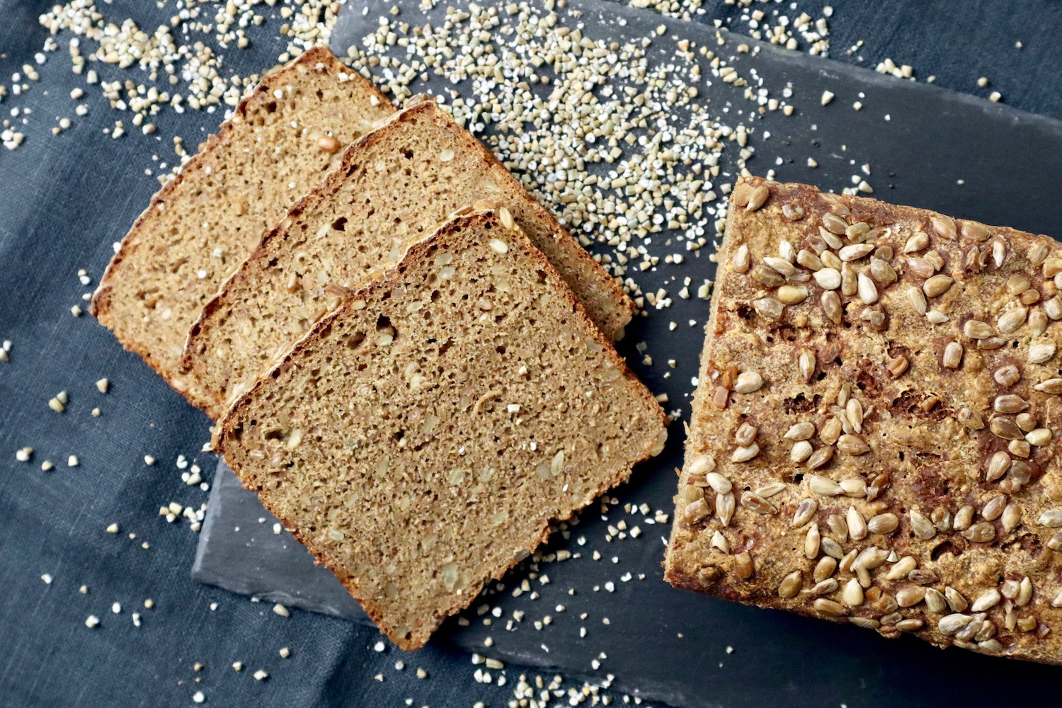 Rugbrød uden surdej - blødt og lækkert rugbrød med gær - Bagvrk.dk
