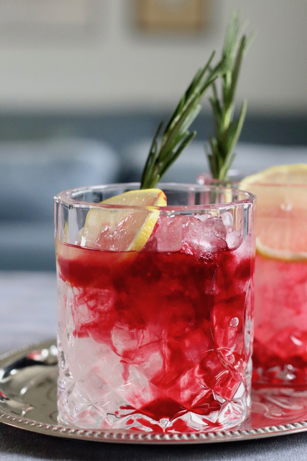 Bramble - en klassisk cocktail med brombær - Bagvrk.dk